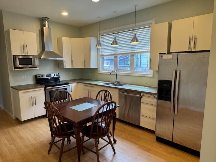 Soho 4 Bedrooms Bungalow House - London, ON, Canada