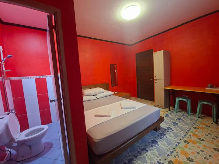 Red Room #6 - Savanah's Hideaway - Toledo