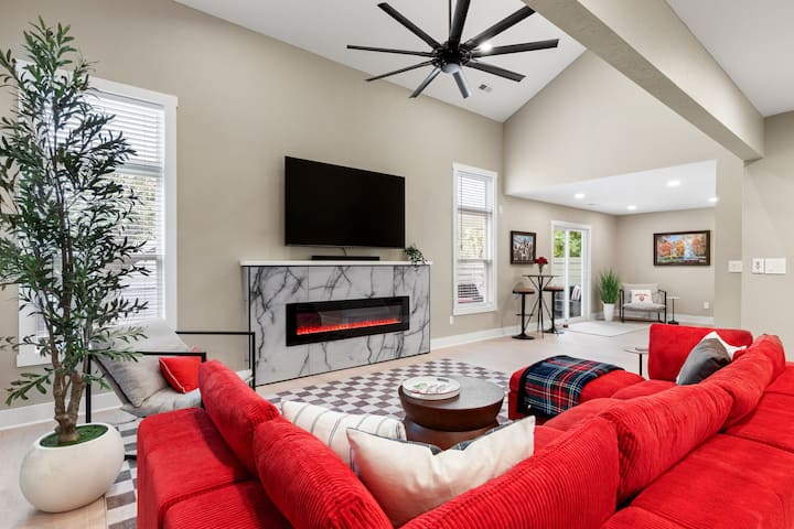 The Weekender | Pool Table, Patio, Sleeps 8 - Bloomington, IN