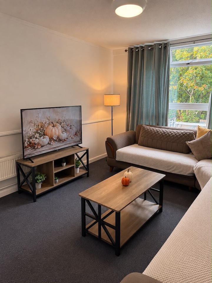 Cosy & Spacious Family Home In E4, Free Parking - Londres
