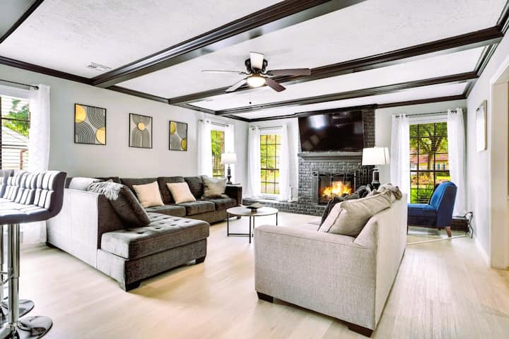 Saddlecreek Retreat W/ King Bed & Pool | Sleeps 22 - Spring, TX