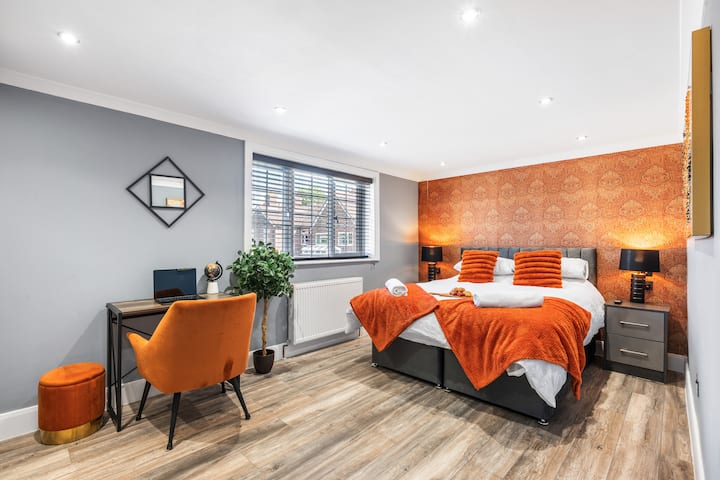 Gatwick Contractor House - Short & Long Stays - Crawley