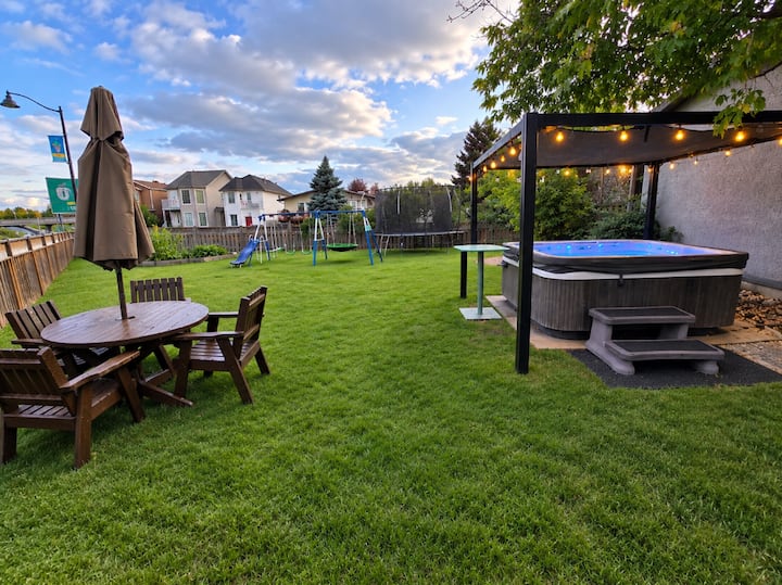 3br Family Home | Hot Tub, Playground & Firepit - Calgary