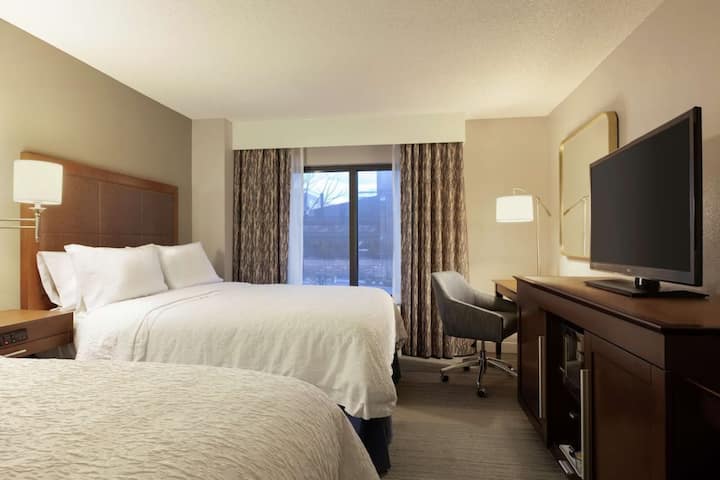 Near Music City Center + Free Breakfast - Nashville, TN