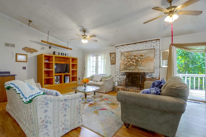Atlanta Area Home W/ Yard: Great For Families! - Lithonia, GA
