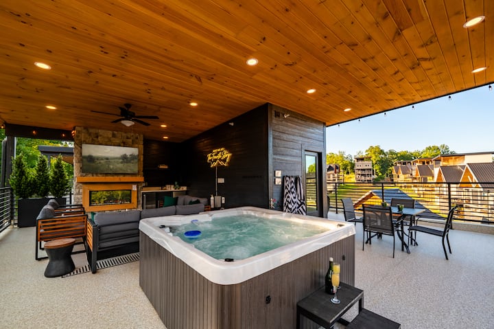 2 Rooftop Cabins Sleep 34 | Golf Sim | 2 Pools - Pigeon Forge, TN