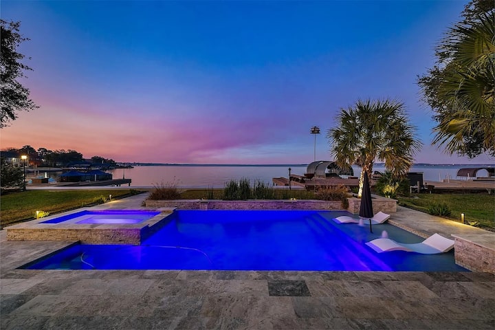Luxury Lakefront For Large Groups | Pool + Hot Tub - Conroe, TX