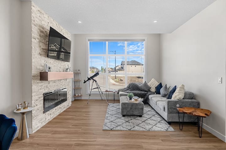 Airdrie Luxe Retreat | Modern, Cozy & Spacious - Airdrie