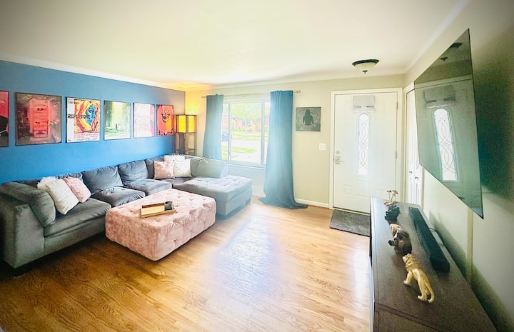 Charming Home In Quiet Neighborhood - Warren, MI