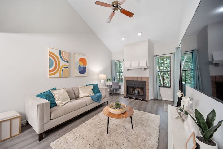 Stylish Fsu Retreat | Balcony & Pool - Tallahassee, FL