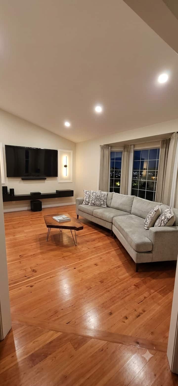 Onyx & Oak: Modern Event House, Near Airport - Chestermere