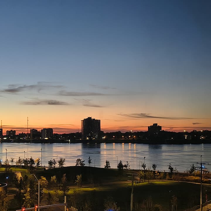 River View Loft 8 Guest $0 Cleaning Fee 85 Inch Tv - Windsor, ON, Canada