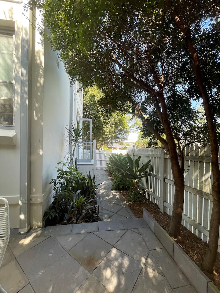 Quiet, Coastal Retreat With Large Sunny Courtyard - Cronulla
