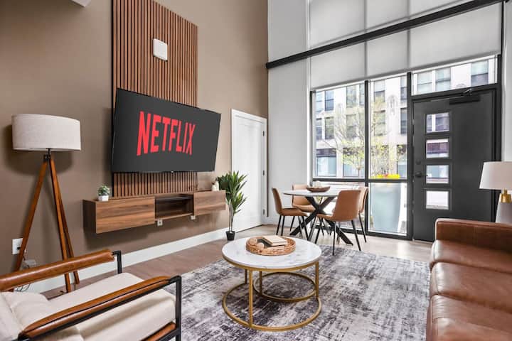 The Hub Townhome Indy | Free Pool+gym+lounge - Indianapolis, IN