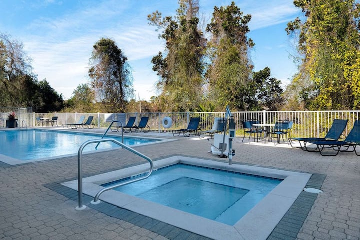 Steps From Destin Commons + Free Breakfast & Pool - Destin, FL