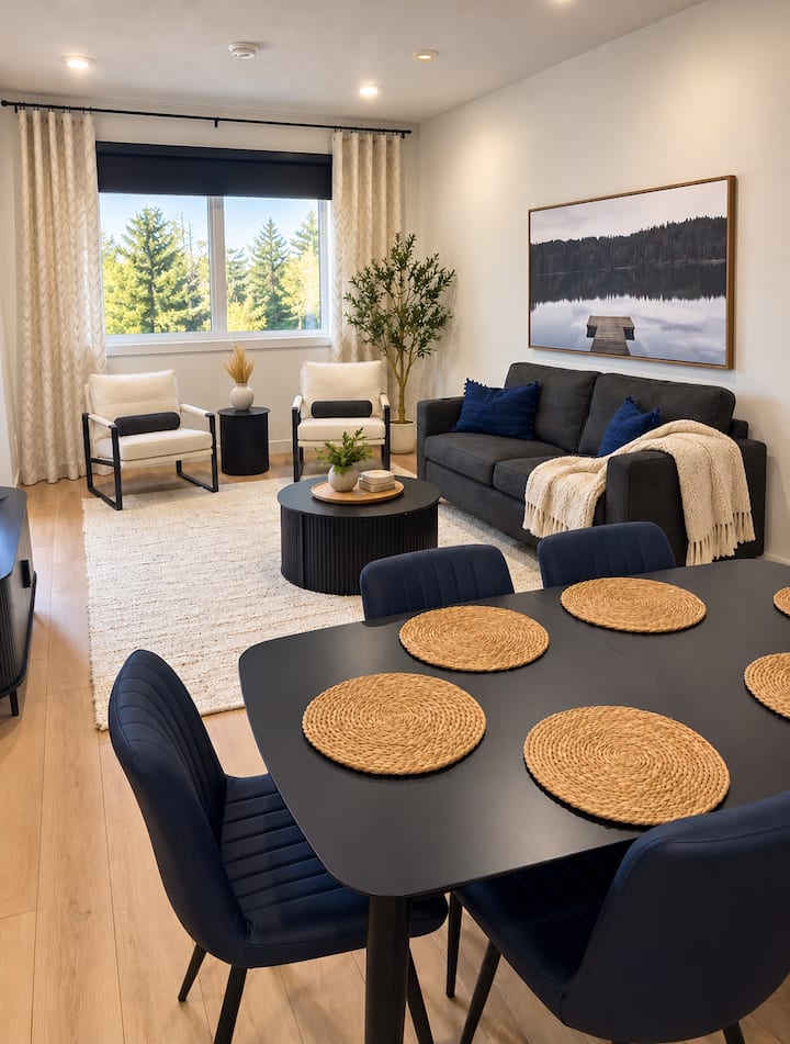 The Blue Haven Suite · King · 3 Queens · Sleeps 8 - Camrose