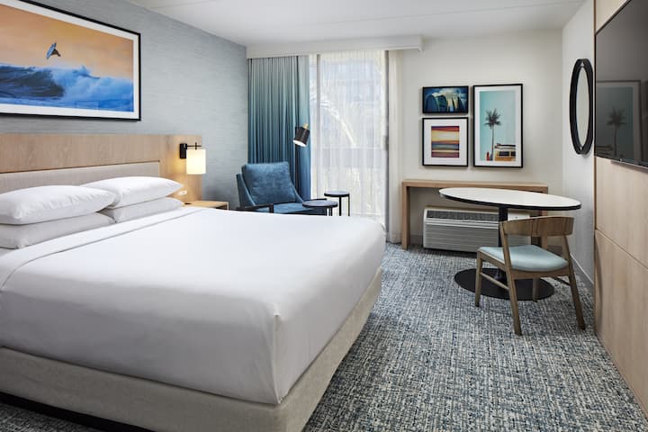 Resortstyle Pool Experience + On Site Dining - Venice Beach, CA