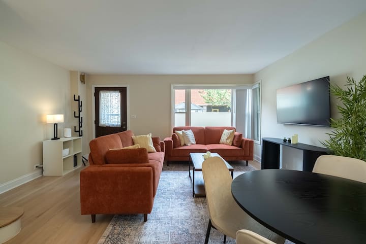 Wilmette Townhome | Sleeps 9 | Near Northwestern - Wilmette, IL