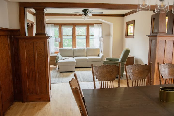 Charming Central-milwaukee Duplex - Cedar Suite - Milwaukee, WI