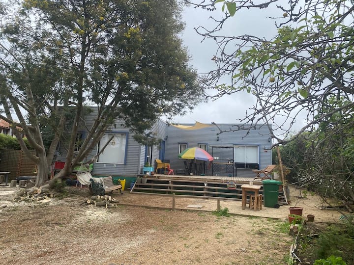 Casa 4 Dormit., Gran Terreno. En Sector Comercial - Santo Domingo, Chile