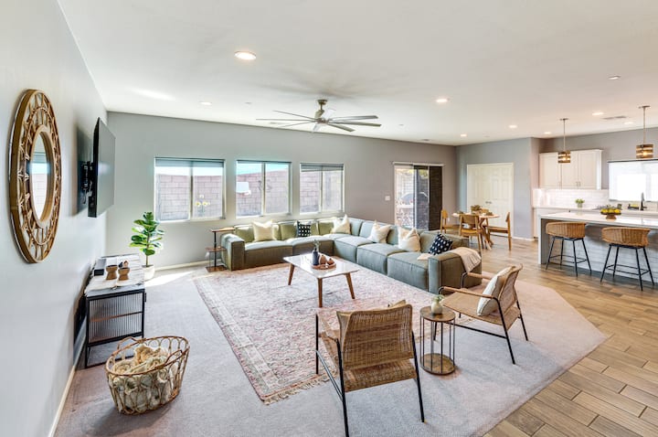 Waterfall Pool & Spa: Luxury Indio Extended Stay - Indio, CA