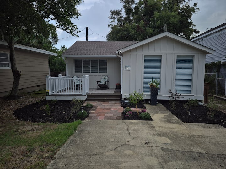 Cozy Cottage Near The Back Bay - Biloxi, MS