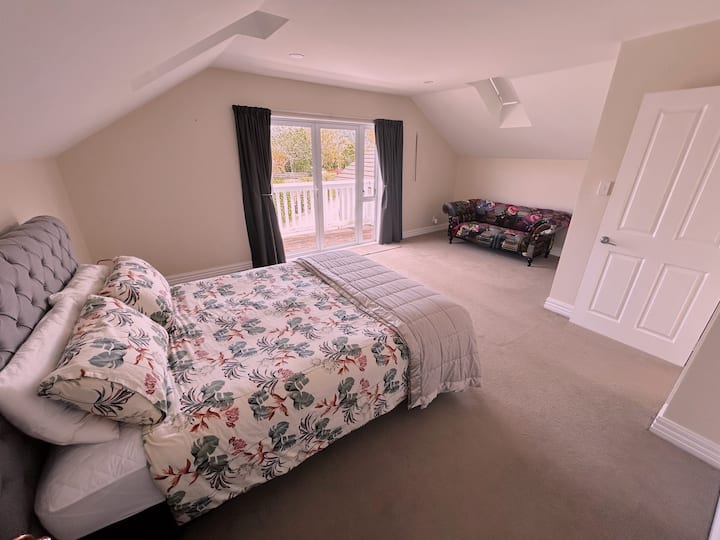Thackeray Street: Your Home Away From Home. - Upper Hutt