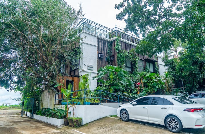 Queen Room In Tagaytay | Self Check-in - Amadeo