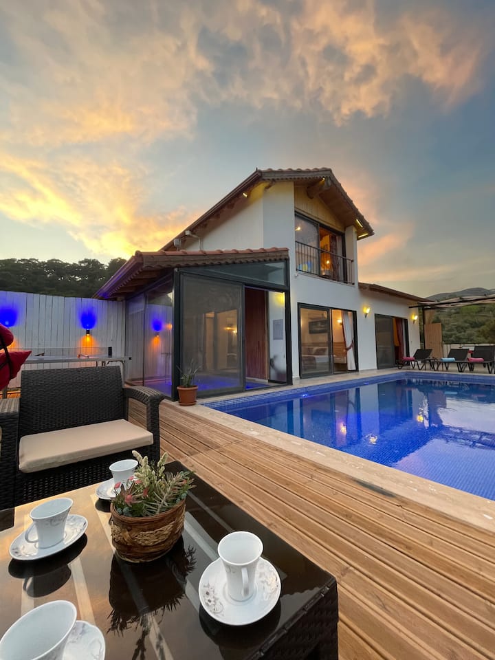 ÖZel Havuzlu Muhafazakâr Villa - Kalkan