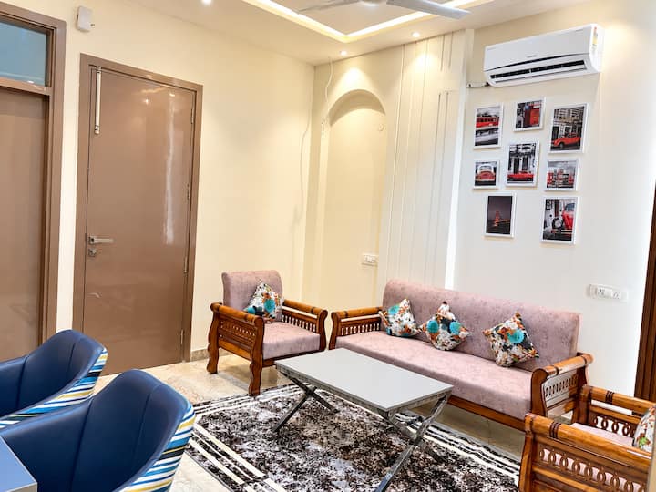 Vacationbuddy 3br Exotic House Shalimar Bagh - Delhi