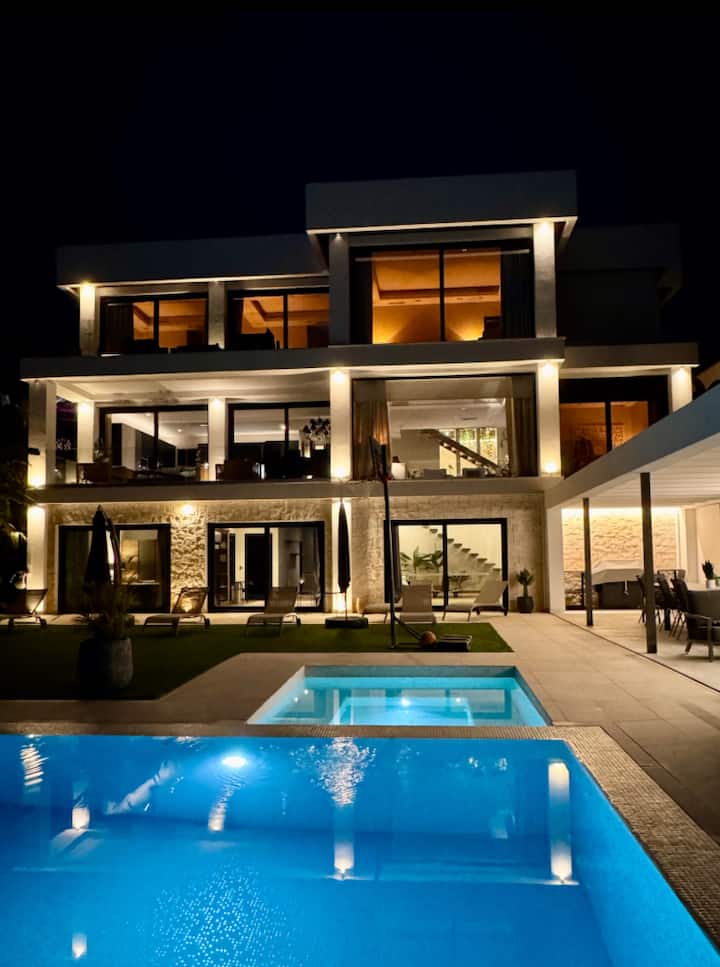 Upea Villa Omalla Uima-altaalla Ja Merinäköalalla - Mijas
