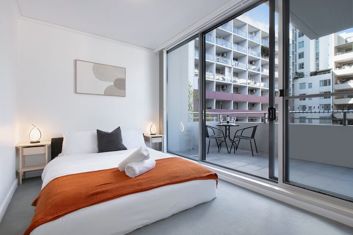 Stylish Ultimo Retreat | Balcony, Gym & Pool - 오스트레일리아