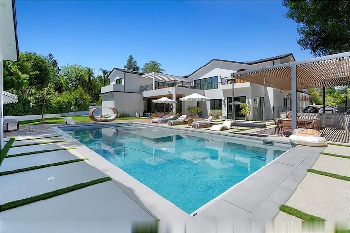 Eventful Valley Hills Estate - Los Angeles