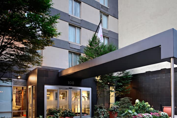 Near Madison Square Garden + Free Breakfast & Gym - New York