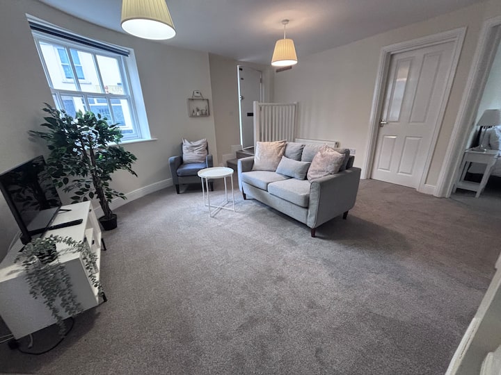 Flat 2 Grays Mews - Axminster