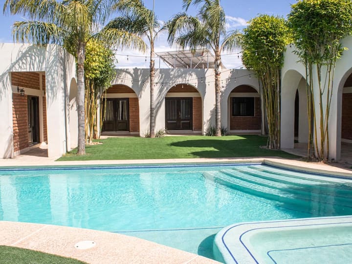 Hermosa Casa Quinta Con Piscina Inmejorable. - Argentina