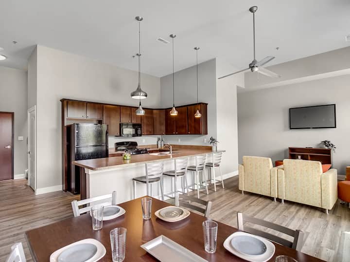 Superhost | Pet Friendly Townhouse | Loft Ceilings - Valparaiso, IN