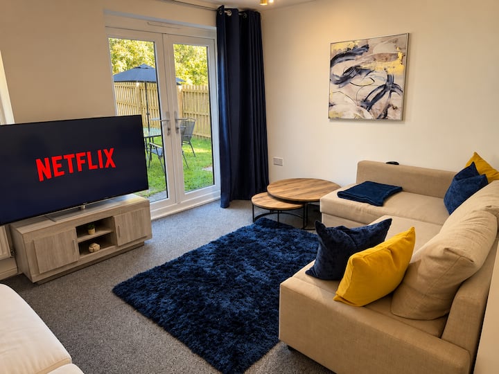 Luxe Home| Private Hot Tub| Free Parking| Sleeps 8 - Manchester