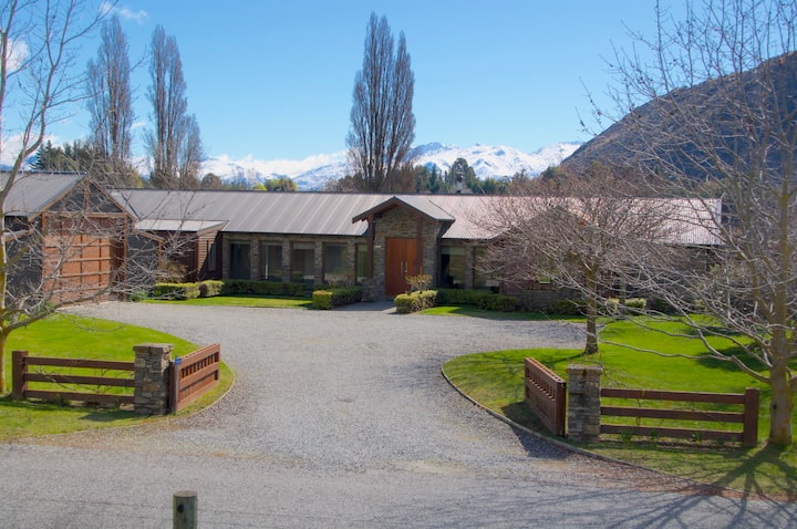 Black Peak Retreat - Wanaka