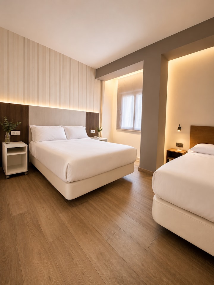 Habitacion Triple Con Baño Privado En Hostal - Valencia