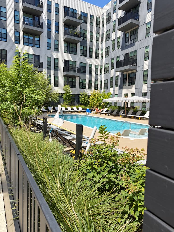 North Hills 2br Retreat | Pool, Sauna & Balcony - Raleigh, NC