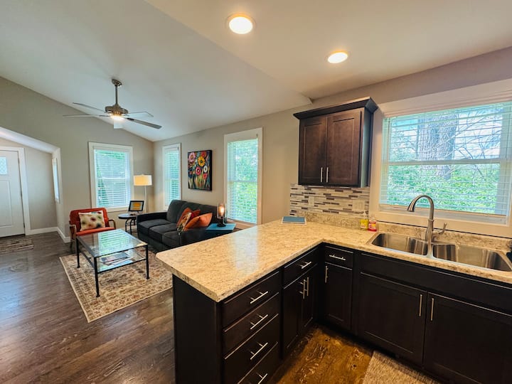 Cozy Cottage - Cedar Rapids, IA