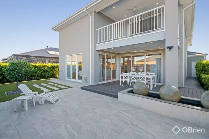 4br Hamptons Spacious Luxury Home! Park View | - Clyde North