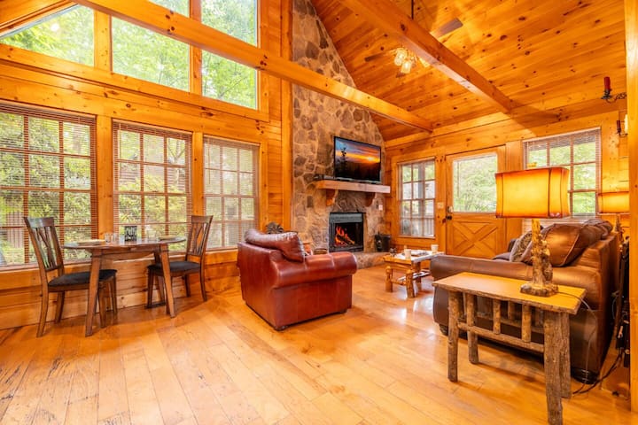 Serene 1br Cabin - Hot Tub & Fireplace - Smokies - Wears Valley, TN