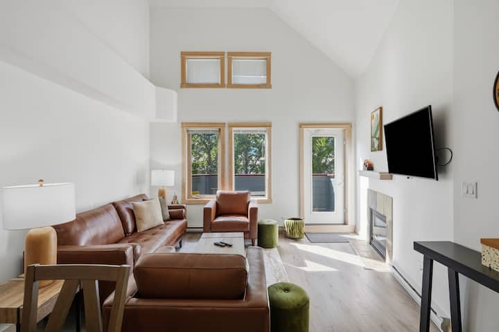 The Alpine Range -2 Bed/2 Bath Penthouse Loft - Canmore