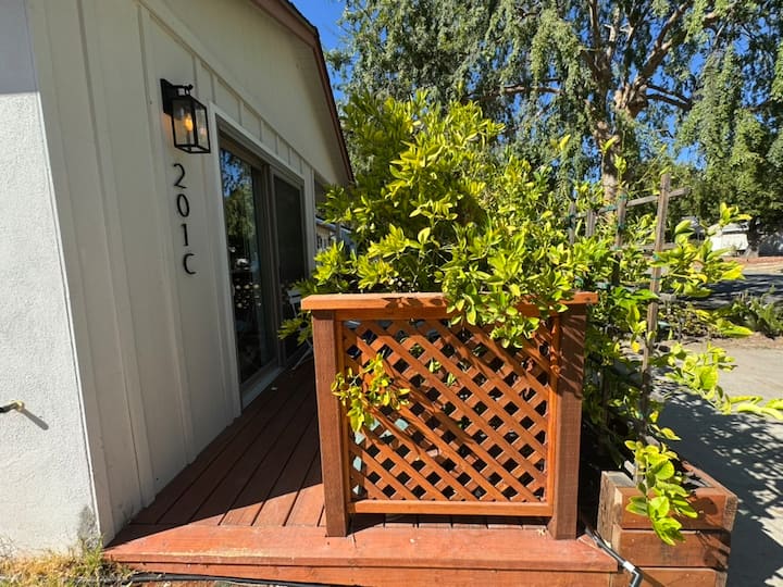 Charming Studio Just 2 Blocks From Downtown Ojai - Ojai, CA