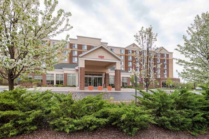 Close To Woodfield Mall + On-site Dining & Pool - Schaumburg