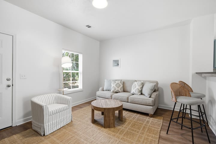 Beautiful Renovated Townhome Close To Everything - Hattiesburg, MS