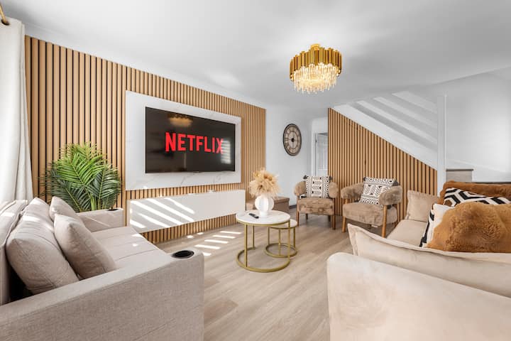 Luxe Home - Hot Tub, Games, Cinema Mood & Parking - Mánchester
