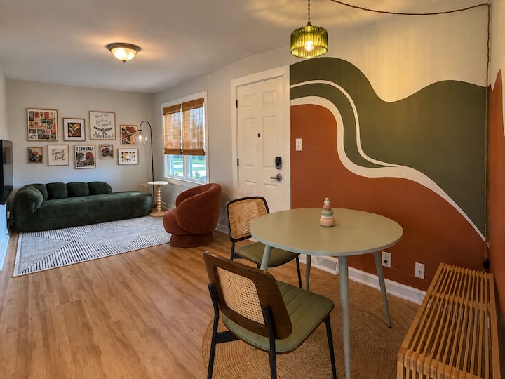 Stylish & Cozy Cottage Close To Downtown - Warren, MI